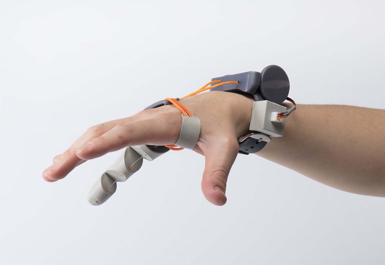 Dani Clode's (MA Design Products, 2017) ‘Third Thumb’ design shows how ...